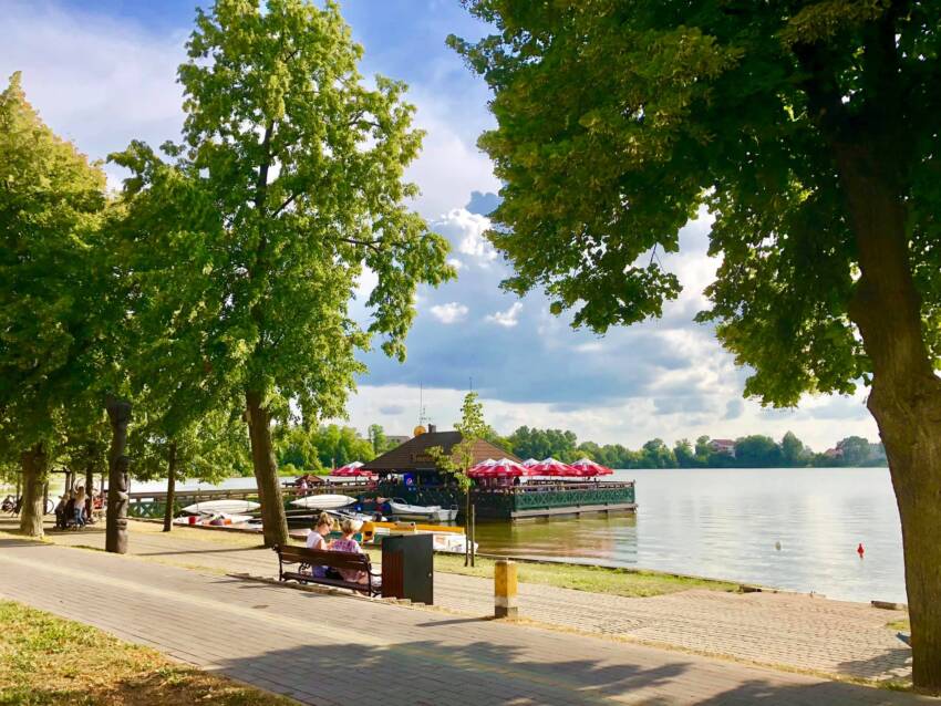 „Promenada z pasją” – przestrzeń dla lokalnych twórców nad Jeziorem Ełckim - Wiadomości Fakty ...