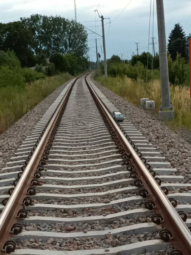 O krok od tragedii! Szynobus uderzył w metalowe elementy - Wiadomości Fakty Wydarzenia Ełk | dm ...